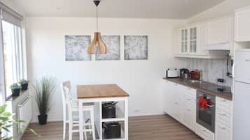 Casa família, 4 quartos, cozinha, vista para a montanha | Cozinha privada | Geladeira grande, micro-ondas, fogão, cooktop