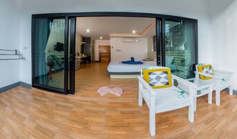 Quarto Duplo Superior, vista para a piscina | Sala de estar | Televisor de ecrã plano de 32 polegadas com canais via satélite 