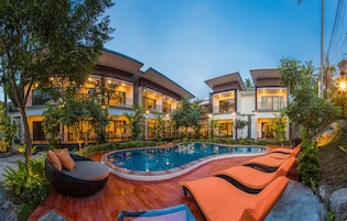 Piscina externa, espreguiçadeiras