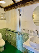 Bungalow with Sea View | Banheiro | Chuveiro, produtos de toalete de grife, secador de cabelo