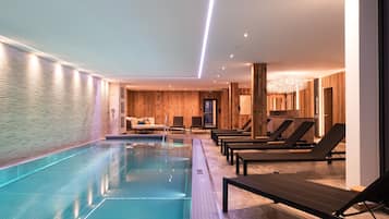 Piscina interna, funciona das 7h30 às 10h, espreguiçadeiras