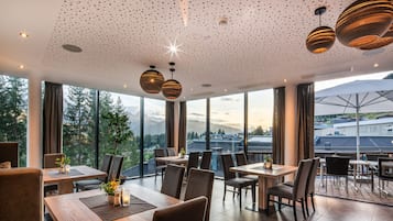 Café da manhã, almoço e jantar; local e internacional