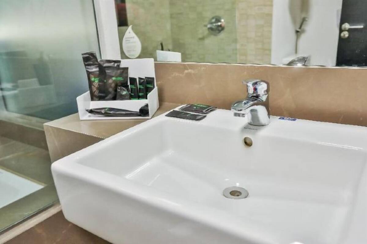 Casa de banho | Um polibã, artigos de higiene pessoal grátis, um secador de cabelo