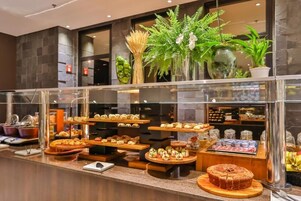 Café da manhã com buffet grátis todos os dias