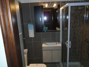 Quarto casal | Banheiro | Chuveiro, produtos de toalete grátis, secador de cabelo