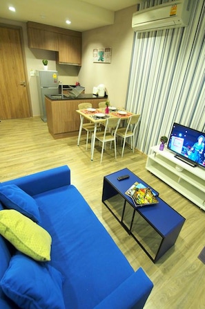 1-Bedroom Condo with Pool View  | Sala de estar | TV de tela plana