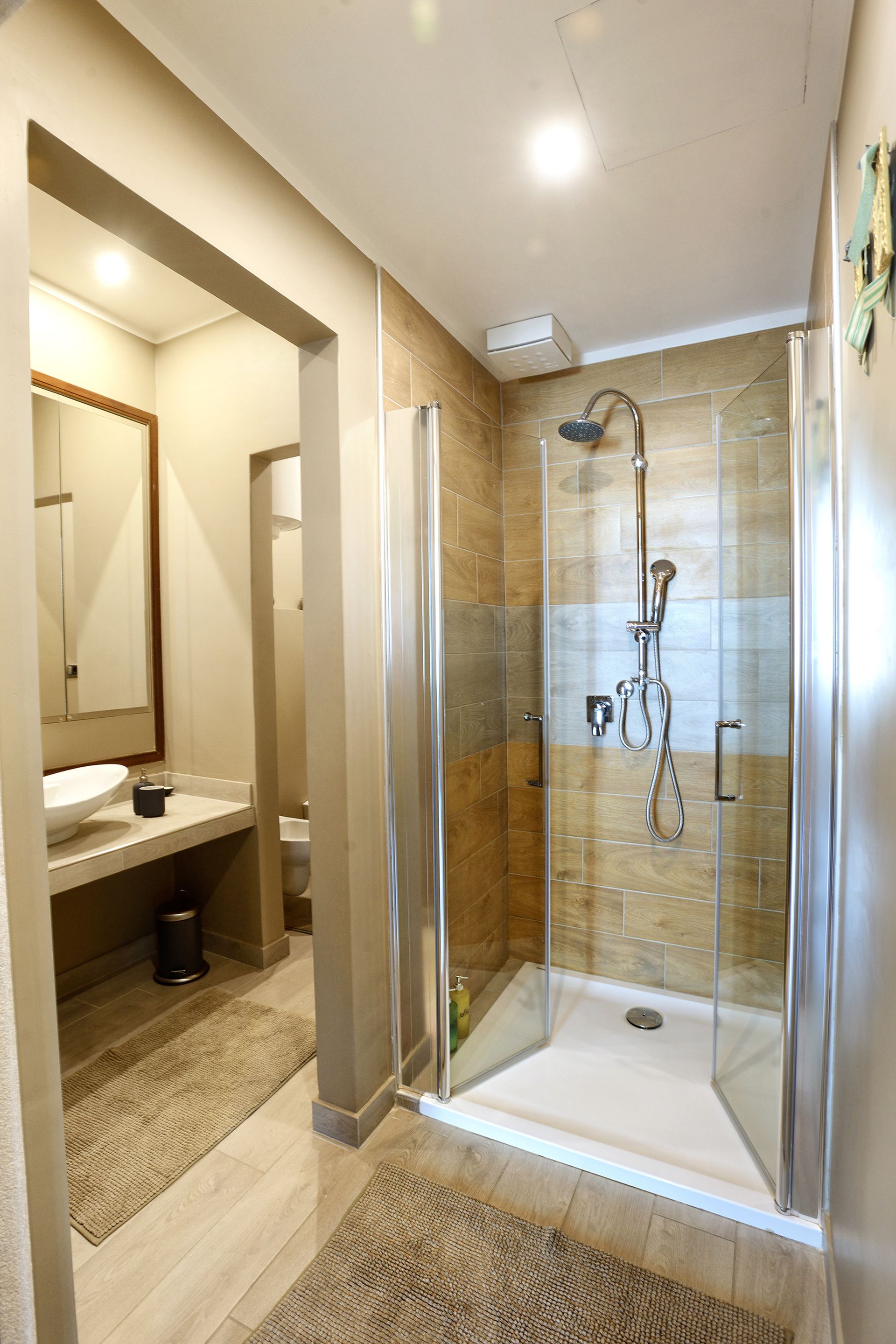 Suíte conforto, 1 quarto | Banheiro | Chuveiro, produtos de toalete grátis, secador de cabelo, bidê