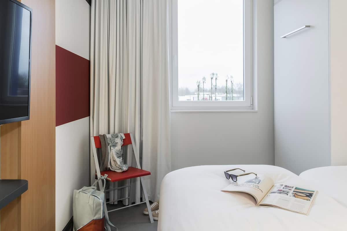 Quarto, 3 camas de solteiro | Escrivaninha, cortinas blackout, quartos à prova de som, berços grátis