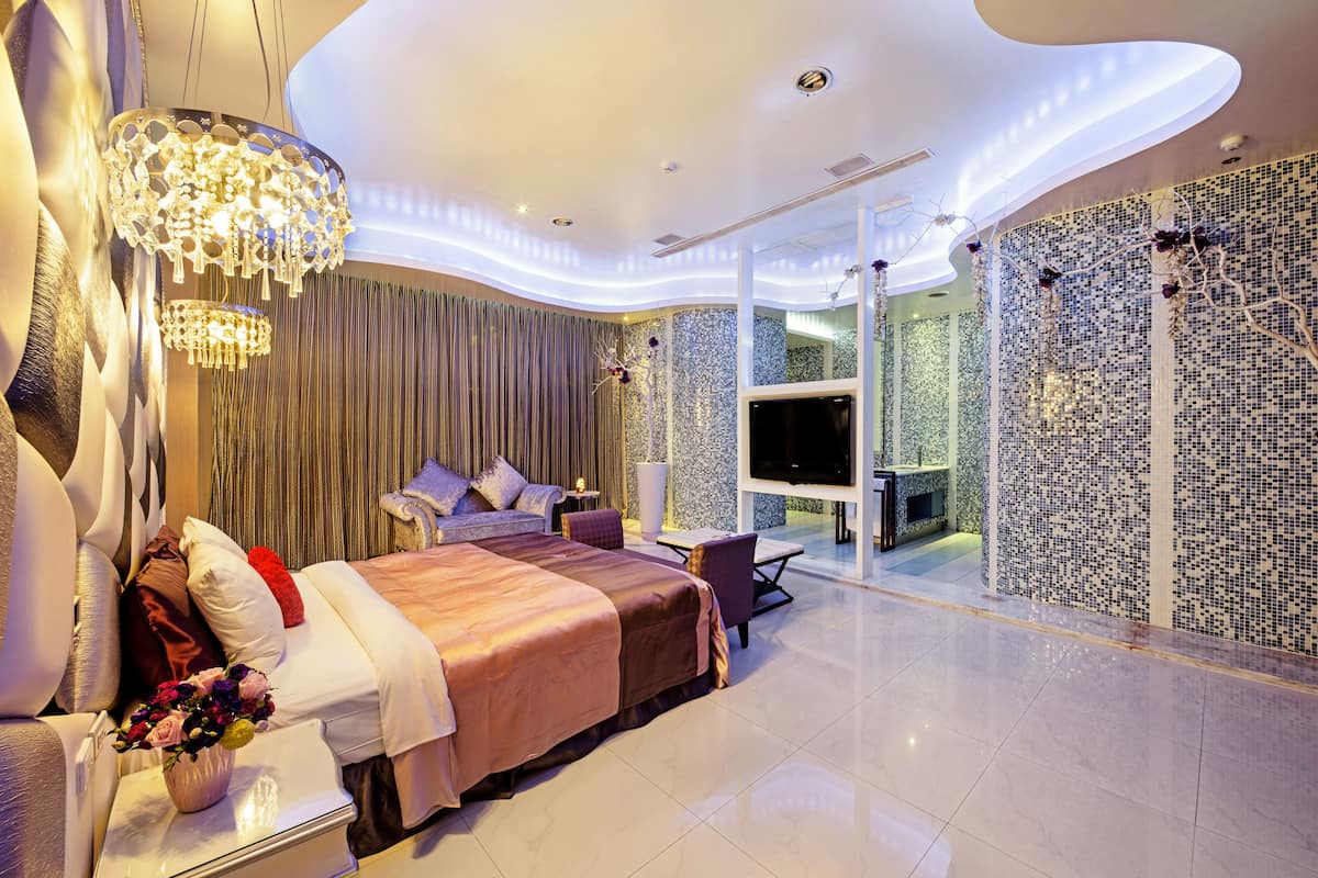 Quarto casal standard, 1 cama King (21:00 check in) | Roupas de cama premium, edredons de pluma, frigobar