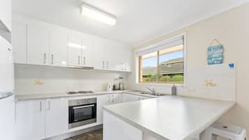 Comfort Villa, 2 bedroom | Cozinha privada | Geladeira, micro-ondas, fogão, cooktop