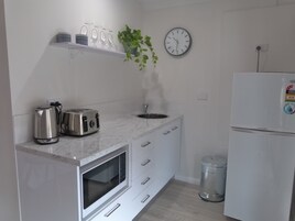 Estúdio (B - Self-Contained) | Kitchenette privada | Um frigorífico/congelador grande, um micro-ondas, uma placa de cozinha 