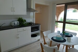 Estúdio ('A' - Self-Contained) | Kitchenette privada | Um frigorífico/congelador grande, um micro-ondas, uma placa de cozinha 