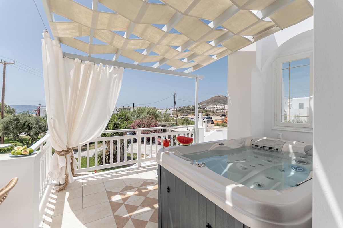 Suíte estúdio exclusiva, banheira de imersão, vista para o mar | 1 quarto, roupas de cama premium, cofres nos quartos