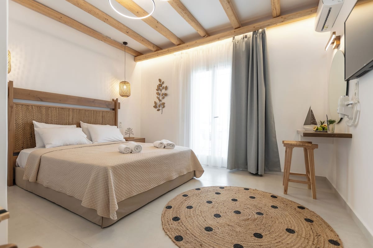 Apartamento família, 2 quartos, varanda, vista para o jardim | 1 quarto, roupas de cama premium, cofres nos quartos