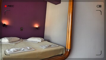 Quarto casal econômico, sacada | Frigobar, cofres nos quartos, quartos à prova de som, berços grátis