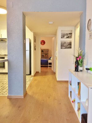 Apartamento de Luxo, 2 quartos, cozinha, em frente à praia | Sala de estar | TV de ecrã plano, leitor de DVD, filmes em estreia, filmes pagos 