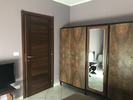 Suíte família, 2 quartos | 1 quarto, escrivaninha, ferros/tábuas de passar roupa, berços grátis