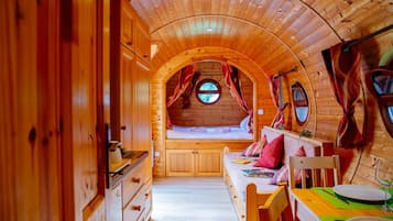 1 quarto, com mobília individualizada, ferro/tábua de engomar