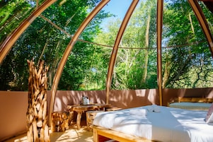 Individualmente mobiliados, ferros/tábuas de passar roupa, roupa de cama