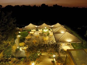 2 restaurantes, com serviço de almoço e jantar; culinária italiana