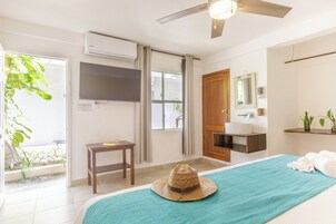Quarto casal básico, 1 cama King | Cortinas blackout, Wi-Fi de cortesia, roupa de cama
