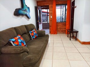 Quarto casal ou duplo básico, 1 quarto | Área de estar | TV de tela plana 36 polegadas com canais a cabo, TV