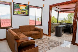 Apartamento família, 1 quarto | Sala de estar | TV de tela plana 36 polegadas com canais a cabo, TV
