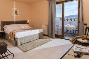 Quarto Duplo Superior, varanda, vista para a colina | Secretária, camas desdobráveis, Wi-fi grátis 