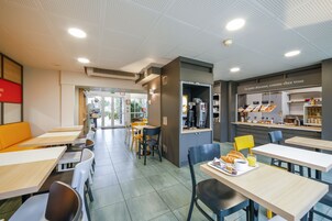 Pequeno-almoço tipo buffet diário mediante uma taxa 