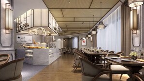 Um restaurante moderno com um balcão longo, várias mesas e cadeiras. É visível uma área de cozinha com balcão e eletrodomésticos.