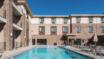 Piscina exterior sazonal