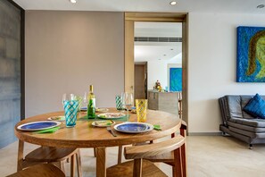 Apartamento, 2 quartos | Refeições no quarto