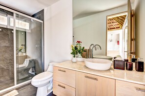 Apartamento de Luxo, 2 quartos | Casa de banho | Um polibã, uma banheira de hidromassagem 