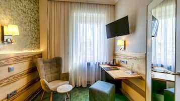 Quarto solteiro standard, para não fumantes, vista para a cidade | Roupas de cama antialérgicas, frigobar, cofres nos quartos