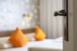 Porta de quarto de hotel com maçaneta moderna e fechadura.