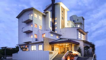 Fachada da propriedade à noite