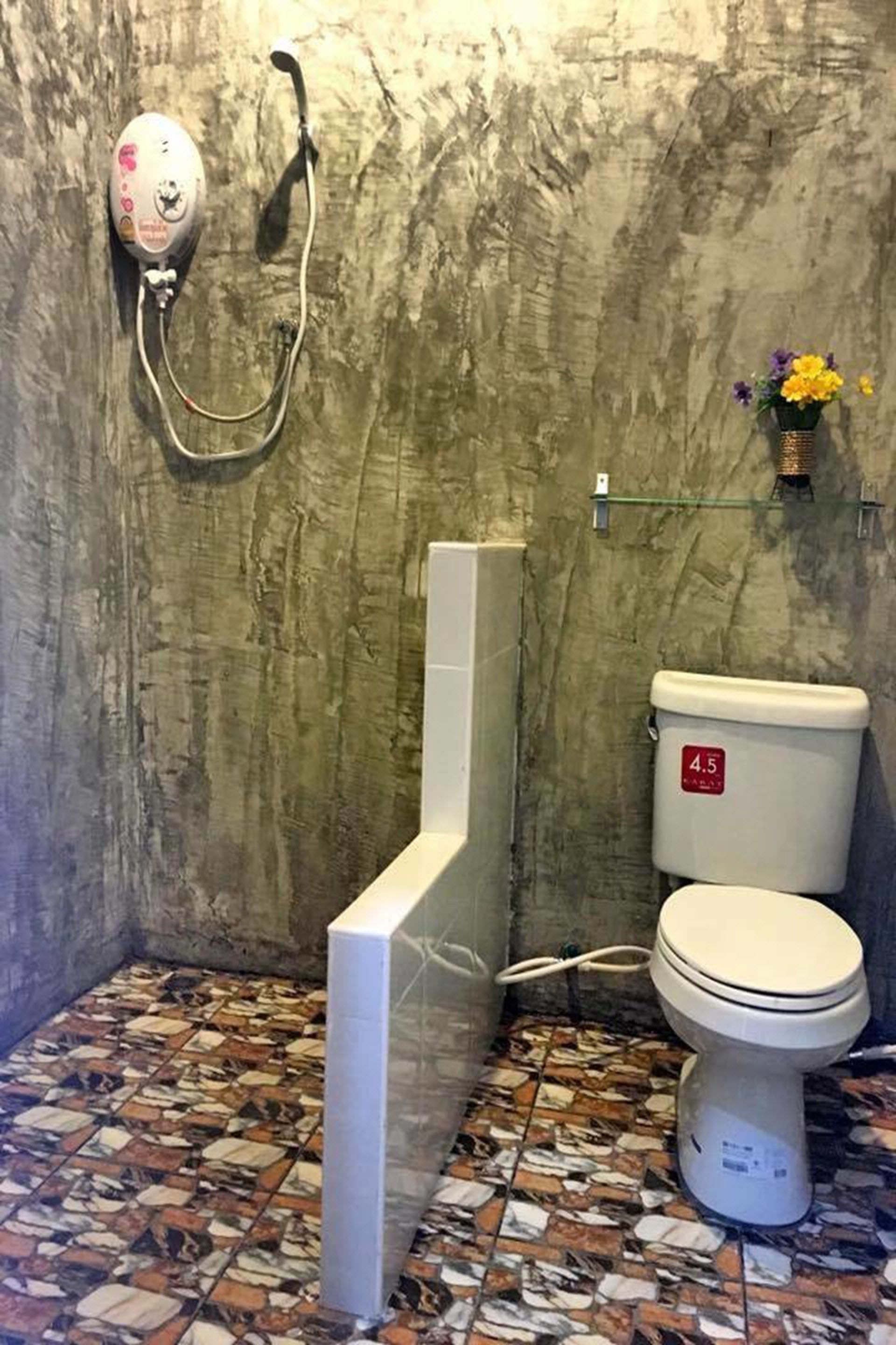 Chuveiro, produtos de toalete grátis, toalhas de banho 