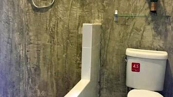 Chuveiro, produtos de toalete grátis, toalhas de banho