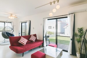 Casa standard | Sala de estar | TV de tela plana, DVD player