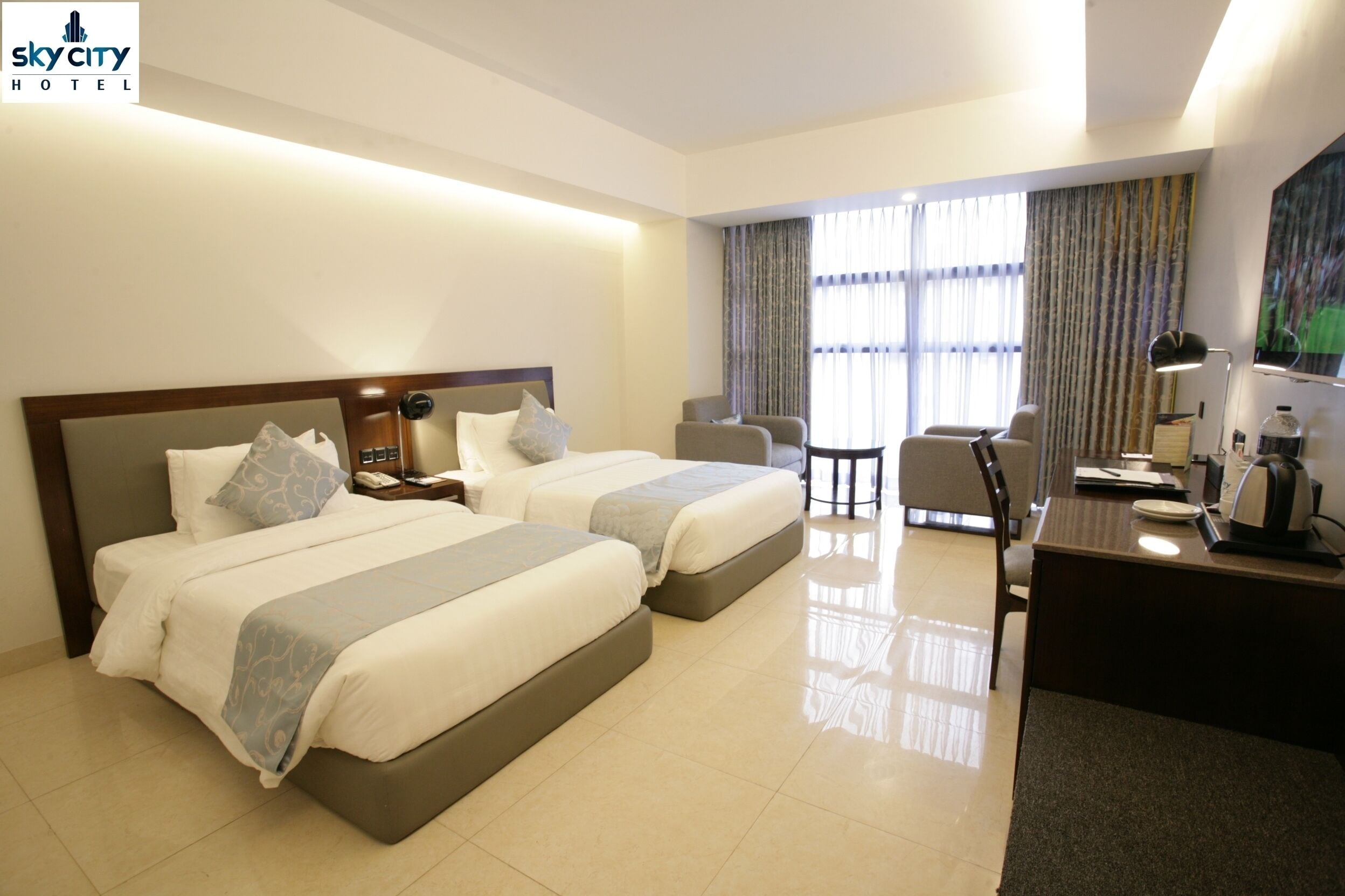 Quarto Twin Premier, casa de banho anexa | Roupa de alta qualidade, camas de colchão pillowtop, minibar 