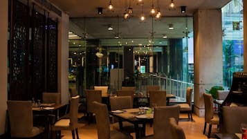 2 restaurantes, cozinha local e internacional