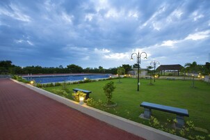 Piscina exterior, uma piscina natural, guarda-sóis, espreguiçadeiras 