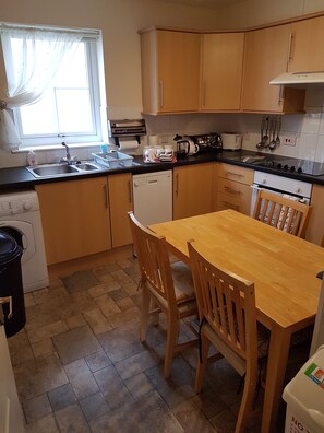 Apartamento, 2 quartos | Cozinha privada | Um frigorífico, um micro-ondas, uma placa de cozinha 