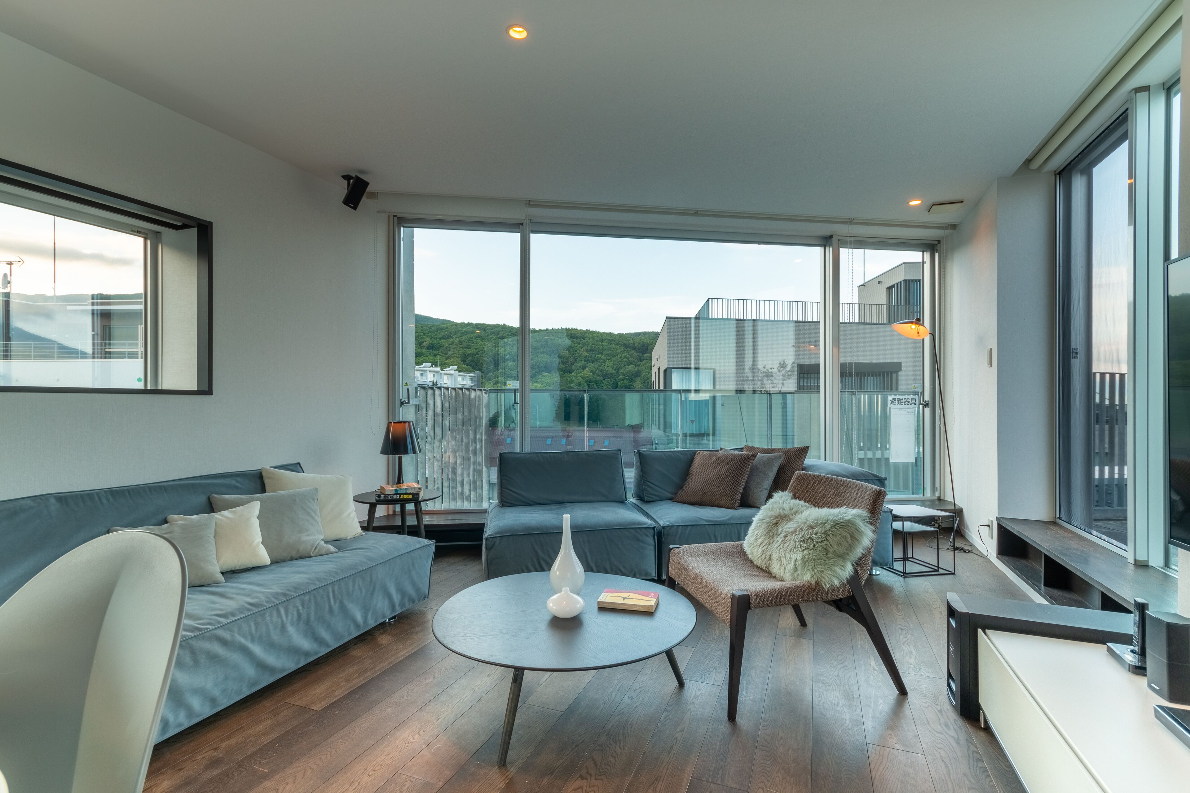 Penthouse (Extra futon for 7th guest) | Casa de banho | Um polibã e uma banheira separados, uma banheira de imersão total 