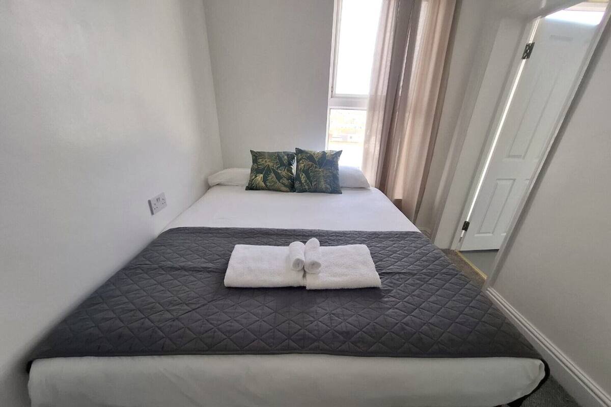 Quarto casal econômico | Ferros/tábuas de passar roupa, Wi-Fi de cortesia, roupa de cama