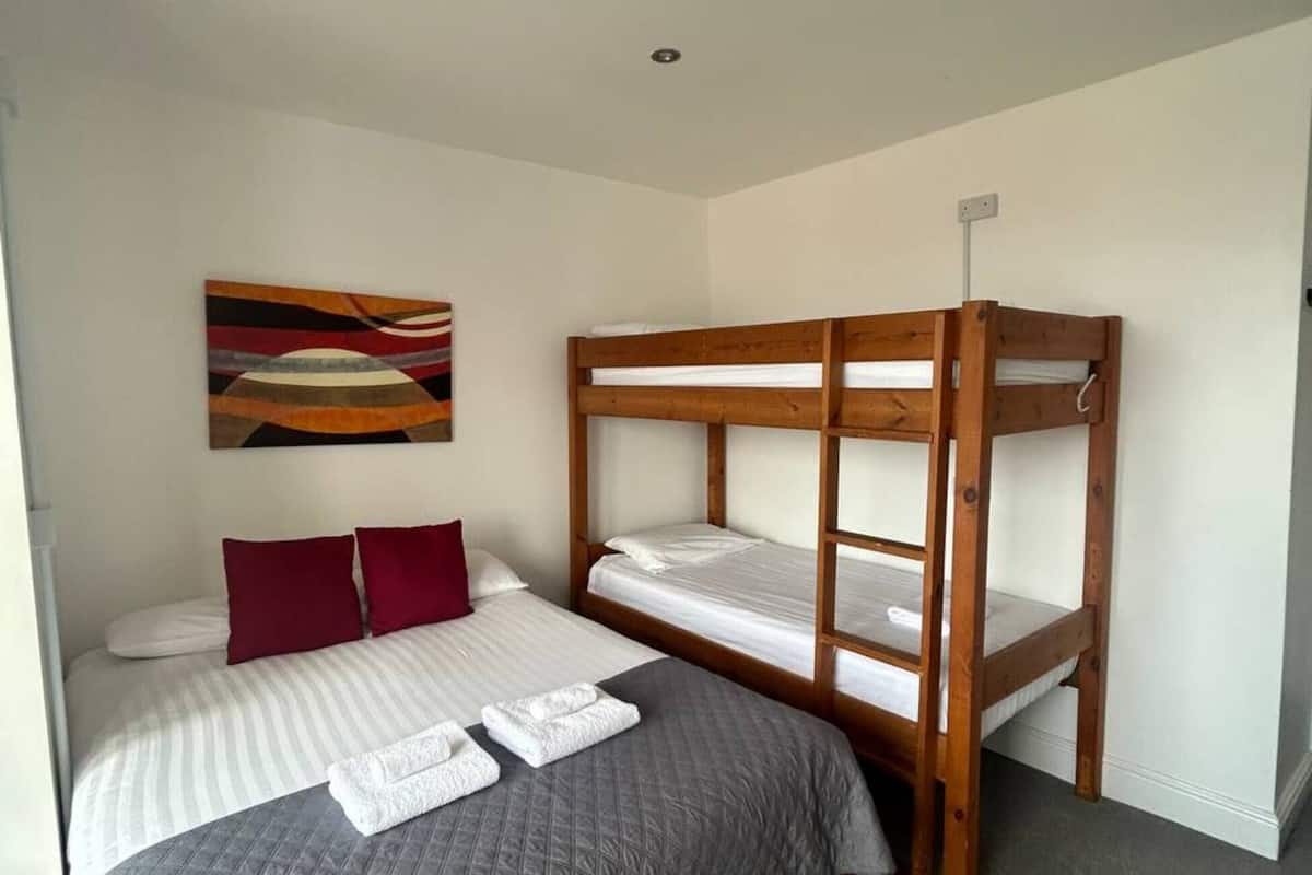 Quarto família | Ferros/tábuas de passar roupa, Wi-Fi de cortesia, roupa de cama