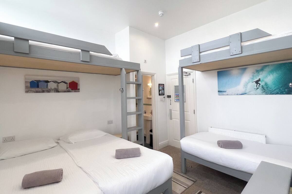 Quarto quádruplo standard | Ferros/tábuas de passar roupa, Wi-Fi de cortesia, roupa de cama