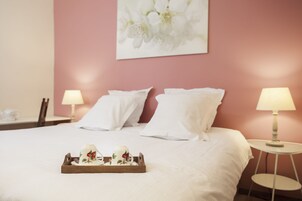 Quarto Duplo Comfort, casa de banho anexa, vista para o jardim (Pomme Cerise) | Roupa de alta qualidade, secretária, ferro/tábua de engomar