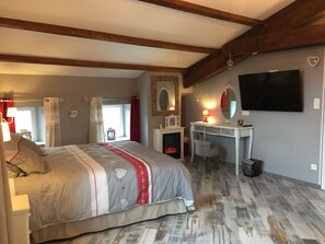 Suíte romântica, 1 cama King e sofá-cama, banheiro privativo | Cortinas blackout, quartos à prova de som, Wi-Fi de cortesia