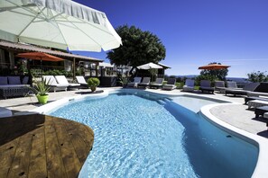 Piscina externa sazonal, guarda-sóis, espreguiçadeiras